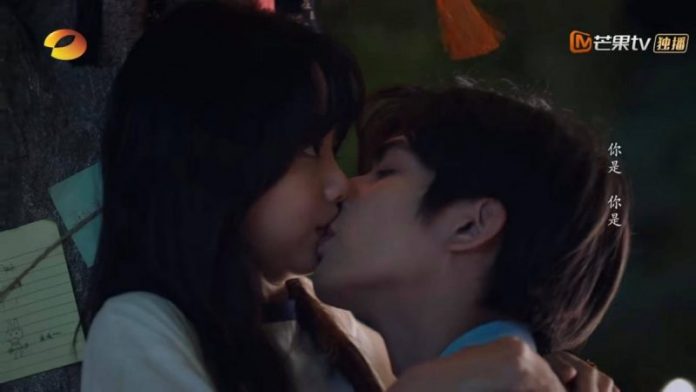 《以家人之名》“霄尖脑袋”CP的树咚吻甜度爆表！原来幕后花絮那么尴尬！ | WOAH.MY