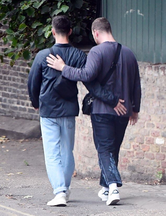 Sam Smith新恋情曝光 · 与新男友当街搂抱热吻！ | WOAH.MY