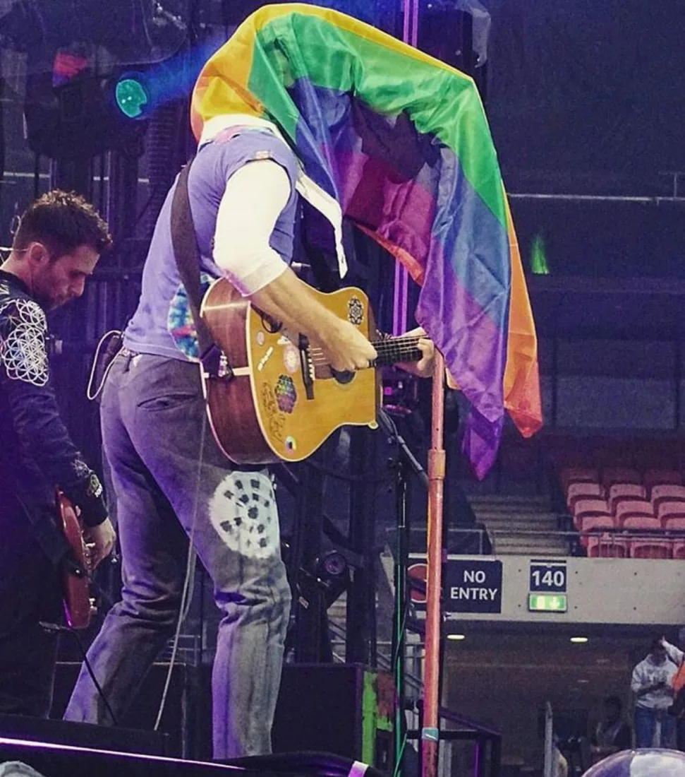 Coldplay印尼开唱爆冲突！反LGBT穆斯林团体抗议放话“要烧舞台” | WOAH.MY